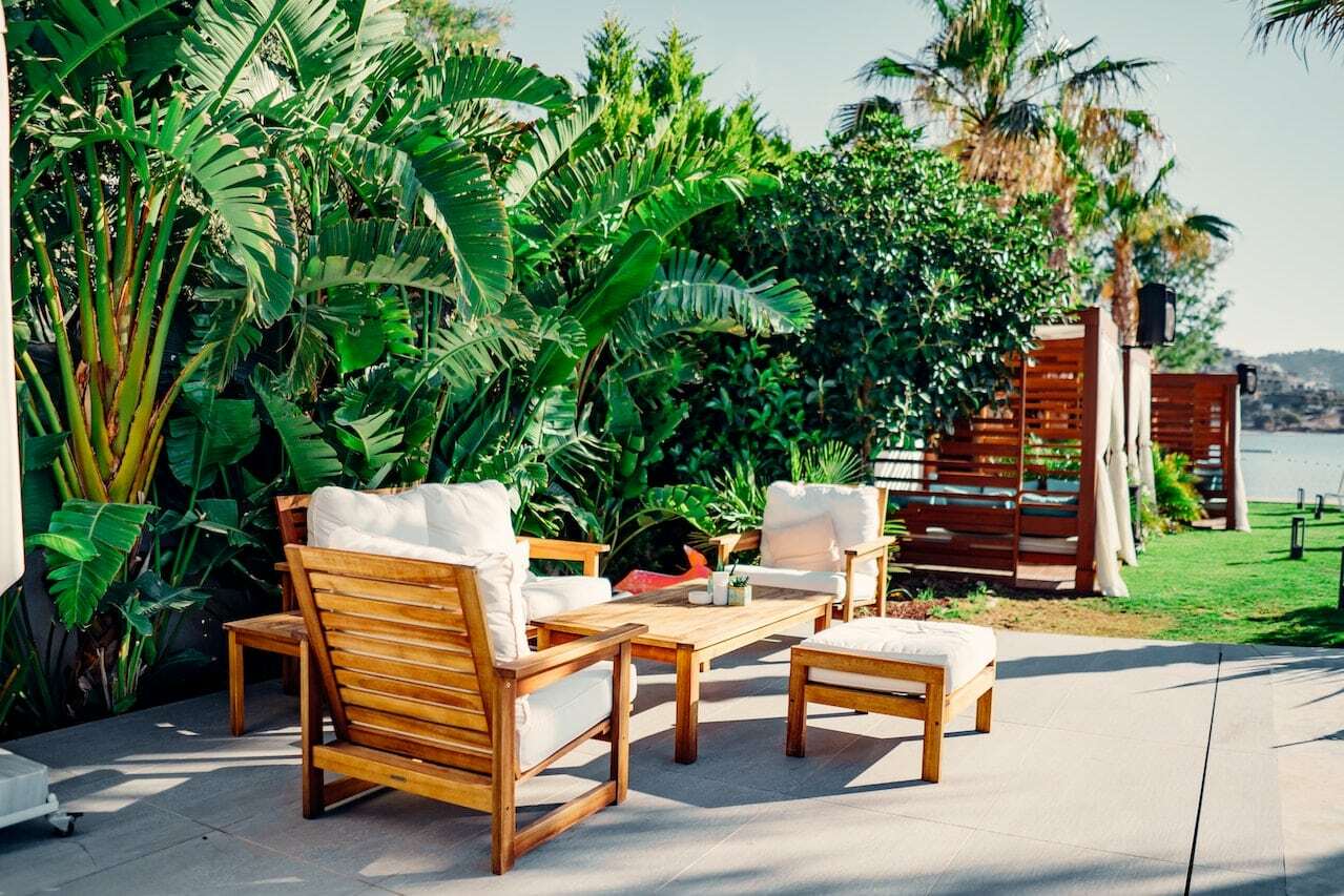 Best Furniture for Your Workplace's Outdoor Breakroom